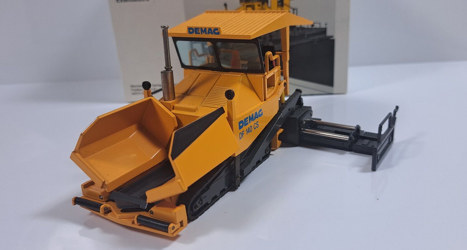 NZG395 - Demag DF140CS Paver